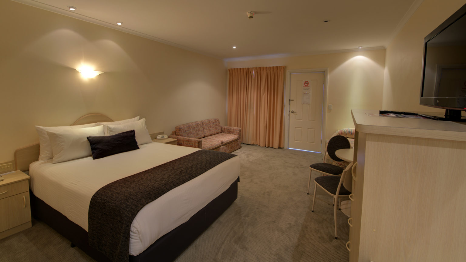 Charles Rasp Motor Inn | Luxury Group Accommodation Broken Hill